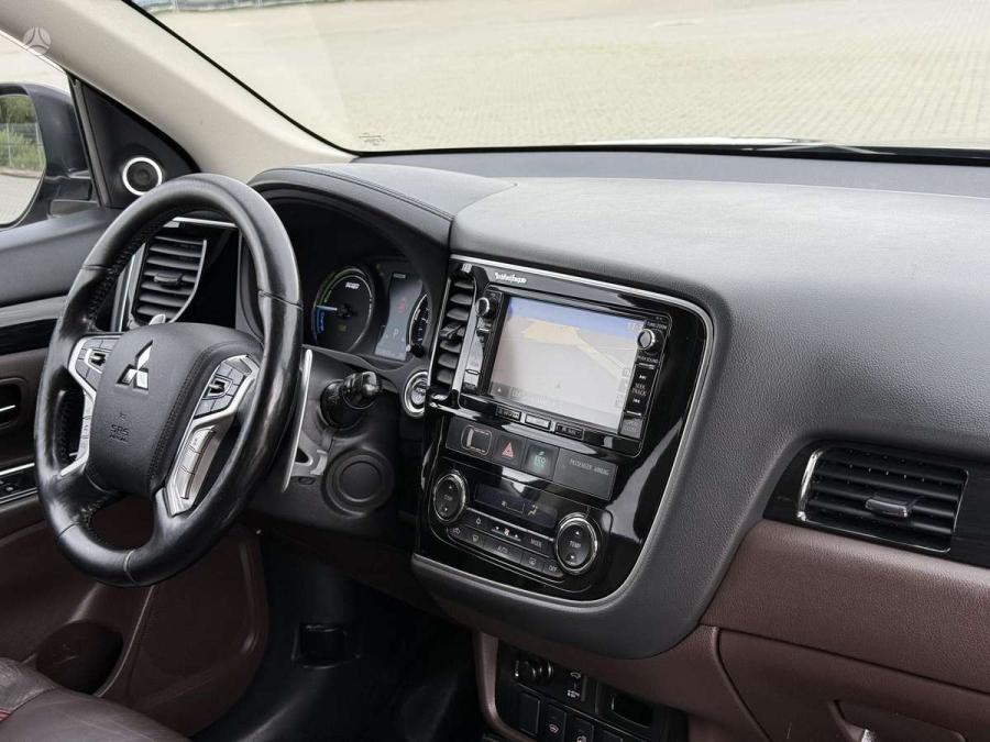 Black Mitsubishi Outlander 2015 in Marijampole, with an engine capacity of 2.00 L and mileage of 233 thousand km for 9800 €, photo 24 on AUTOMOTO.COM.LV