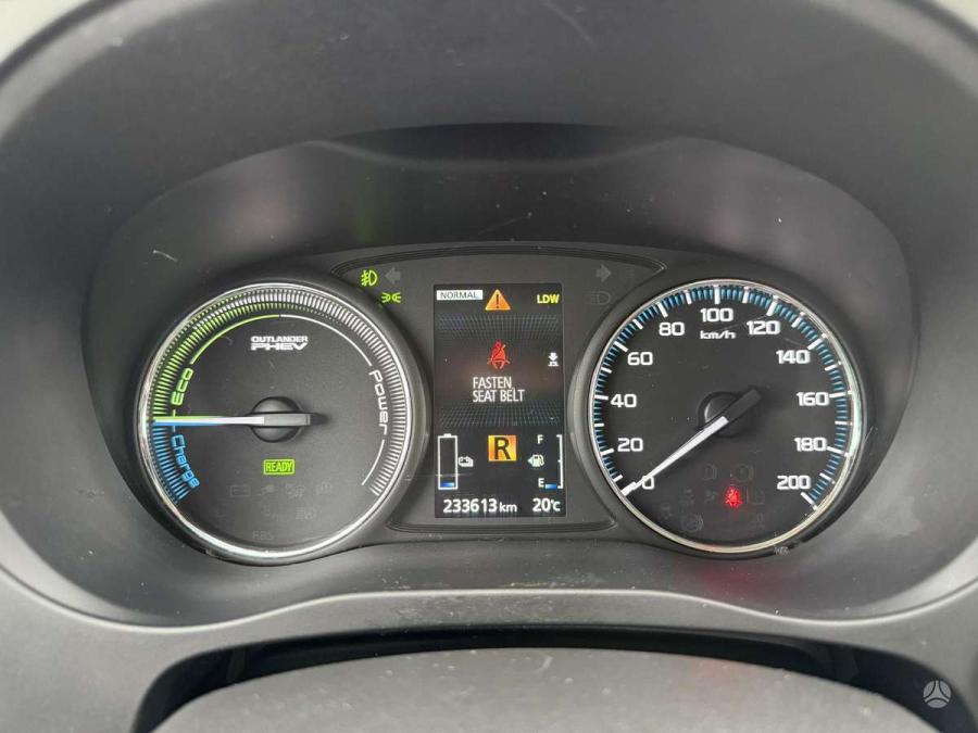 Black Mitsubishi Outlander 2015 in Marijampole, with an engine capacity of 2.00 L and mileage of 233 thousand km for 9800 €, photo 32 on AUTOMOTO.COM.LV