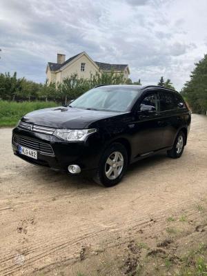 Melns Mitsubishi Outlander 2015 Šauļi, ar dzinēja tilpumu 2.00 L un nobraukumu 256 tūkst. km par 8450 €, foto  vietnē AUTOMOTO.COM.LV
