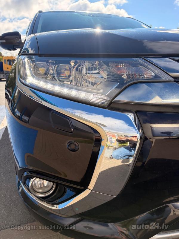Mitsubishi Outlander 2015 Mardu vietnē Melns Mitsubishi Outlander 2015 Mardu, ar dzinēja tilpumu 2.00 L un nobraukumu 319 tūkst. km par 9850 €, foto 11 vietnē AUTOMOTO.COM.LV