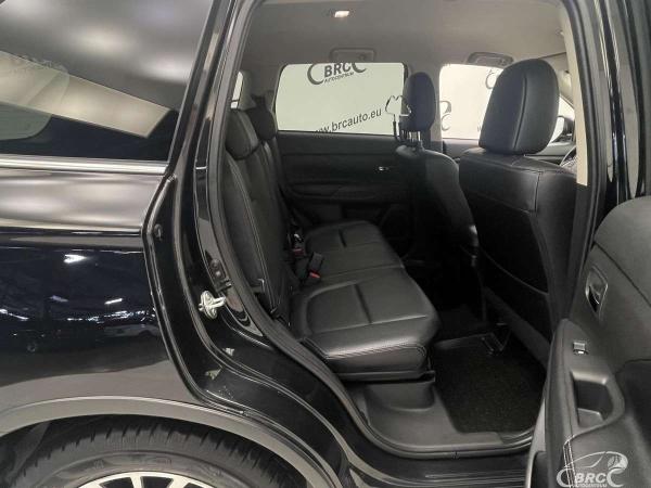 Black Mitsubishi Outlander 2016 in Vilnius, with an engine capacity of 2.00 L and mileage of 84 thousand km for 14950 €, photo 10 on AUTOMOTO.COM.LV
