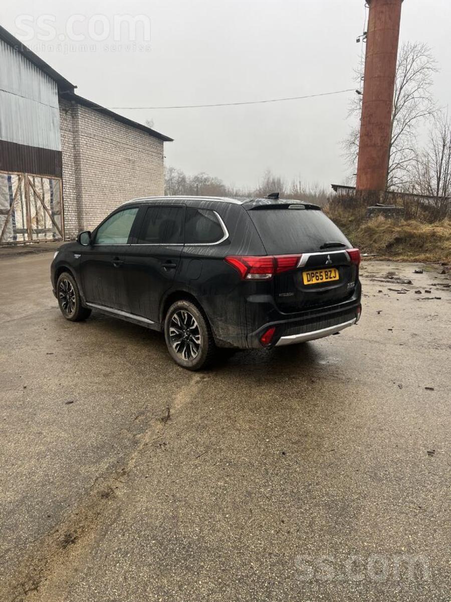 Melns Mitsubishi Outlander 2016 Rēzekne, ar dzinēja tilpumu 2.00 L un nobraukumu 174 tūkst. km par 5500 €, foto 3 vietnē AUTOMOTO.COM.LV