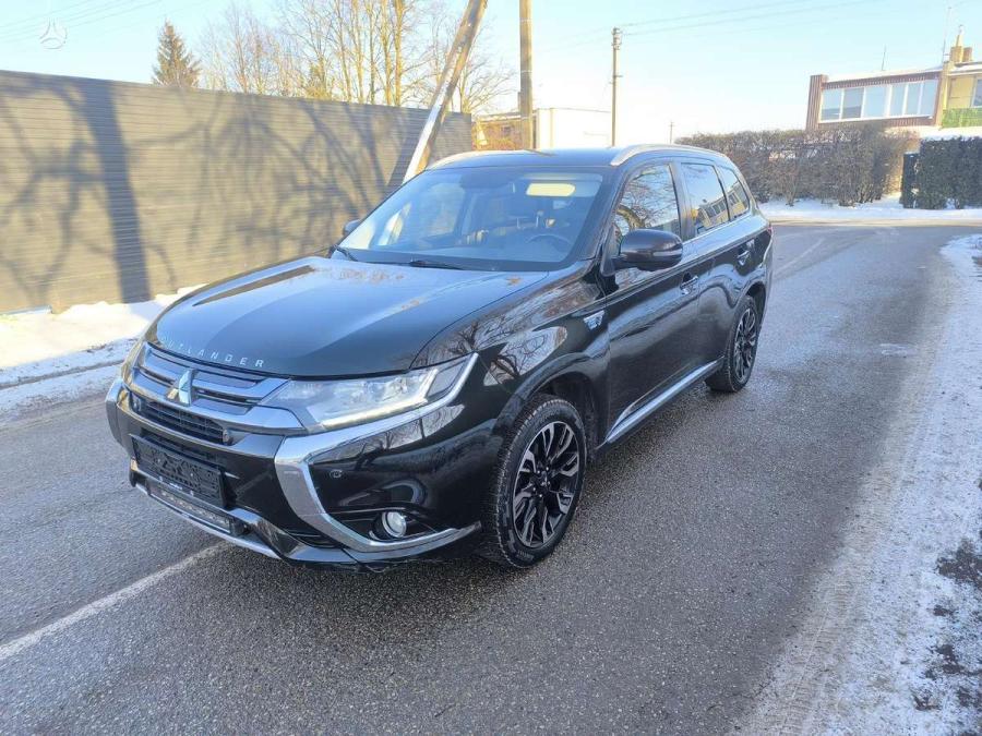 Black Mitsubishi Outlander 2016 in Marijampole, with an engine capacity of 2.00 L and mileage of 163 thousand km for 12250 €, photo 1 on AUTOMOTO.COM.LV