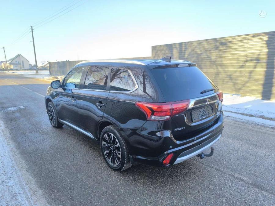 Black Mitsubishi Outlander 2016 in Marijampole, with an engine capacity of 2.00 L and mileage of 163 thousand km for 12250 €, photo 3 on AUTOMOTO.COM.LV