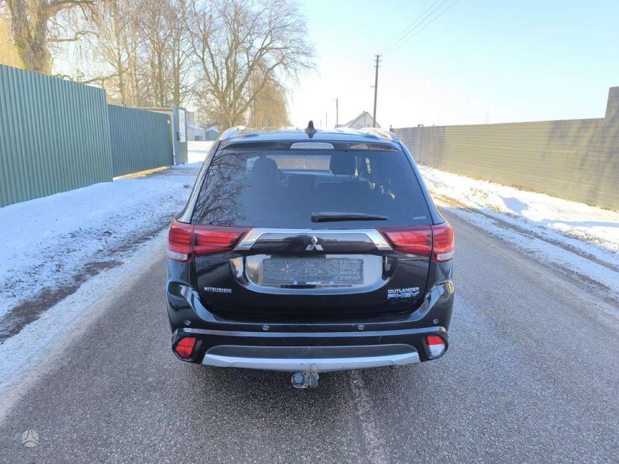 Black Mitsubishi Outlander 2016 in Marijampole, with an engine capacity of 2.00 L and mileage of 163 thousand km for 12250 €, photo 4 on AUTOMOTO.COM.LV