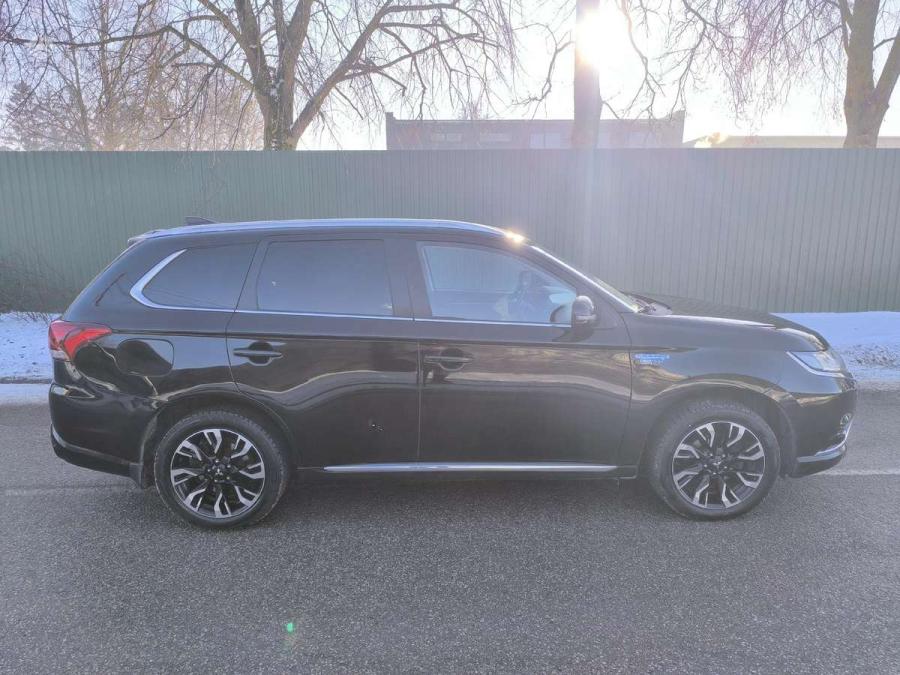 Black Mitsubishi Outlander 2016 in Marijampole, with an engine capacity of 2.00 L and mileage of 163 thousand km for 12250 €, photo 6 on AUTOMOTO.COM.LV