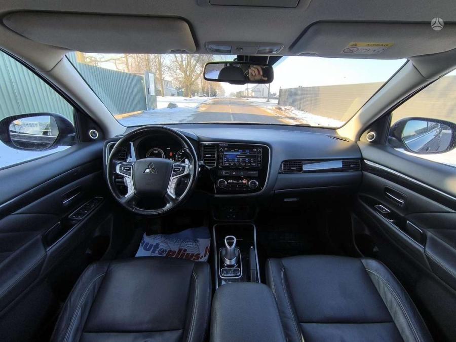 Black Mitsubishi Outlander 2016 in Marijampole, with an engine capacity of 2.00 L and mileage of 163 thousand km for 12250 €, photo 10 on AUTOMOTO.COM.LV