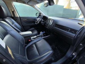 Black Mitsubishi Outlander 2016 in Marijampole, with an engine capacity of 2.00 L and mileage of 163 thousand km for 12250 €, photo 14 on AUTOMOTO.COM.LV
