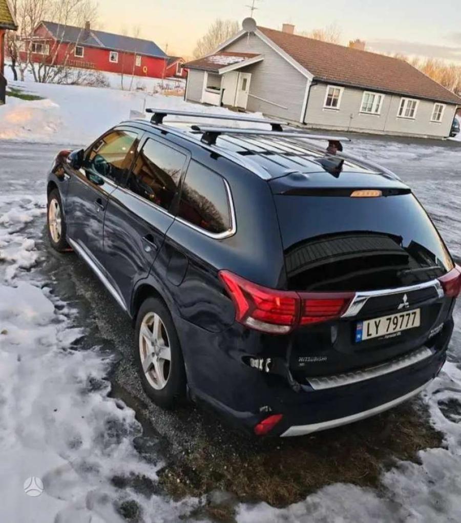 Black Mitsubishi Outlander 2016 in Rokiskis, with an engine capacity of 2.00 L and mileage of 170 thousand km for 7200 €, photo 2 on AUTOMOTO.COM.LV