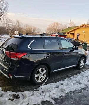 Black Mitsubishi Outlander 2016 in Rokiskis, with an engine capacity of 2.00 L and mileage of 170 thousand km for 7200 €, photo 3 on AUTOMOTO.COM.LV