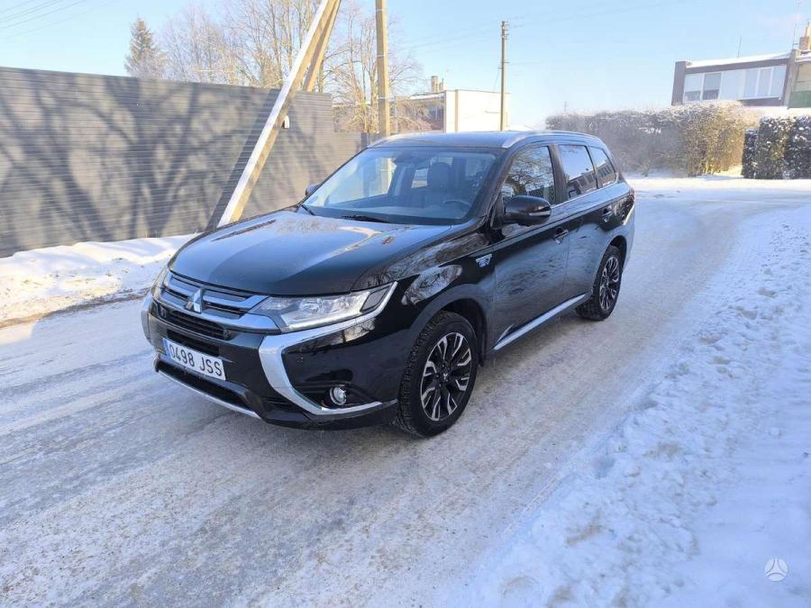 Black Mitsubishi Outlander 2016 in Marijampole, with an engine capacity of 2.00 L and mileage of 298 thousand km for 9550 €, photo 1 on AUTOMOTO.COM.LV