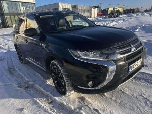 Black Mitsubishi Outlander 2016 in Vilnius, with an engine capacity of 2.00 L and mileage of 220 thousand km for 10500 €, photo 2 on AUTOMOTO.COM.LV