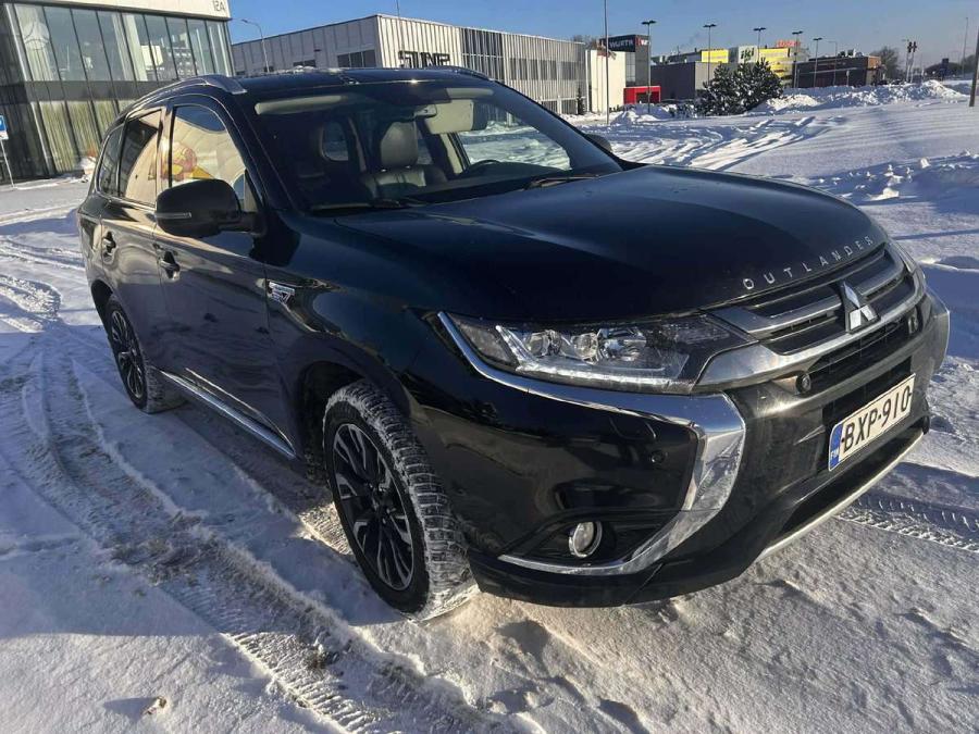 Black Mitsubishi Outlander 2016 in Vilnius, with an engine capacity of 2.00 L and mileage of 220 thousand km for 10500 €, photo 2 on AUTOMOTO.COM.LV