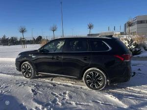 Black Mitsubishi Outlander 2016 in Vilnius, with an engine capacity of 2.00 L and mileage of 220 thousand km for 10500 €, photo 3 on AUTOMOTO.COM.LV