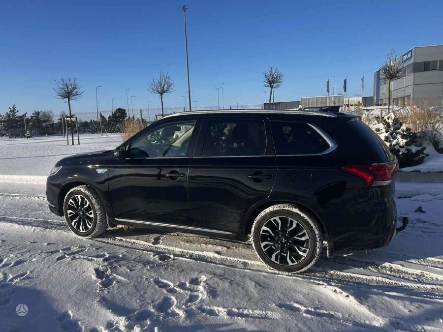 Black Mitsubishi Outlander 2016 in Vilnius, with an engine capacity of 2.00 L and mileage of 220 thousand km for 10500 €, photo 3 on AUTOMOTO.COM.LV