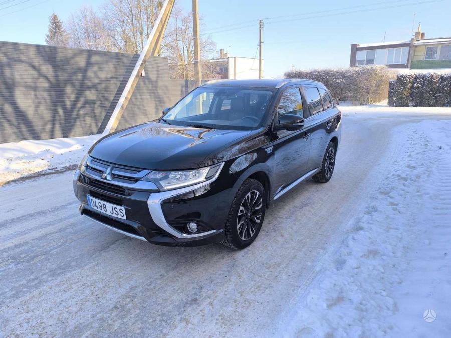 Black Mitsubishi Outlander 2016 in Marijampole, with an engine capacity of 2.00 L and mileage of 298 thousand km for 8850 €, photo 1 on AUTOMOTO.COM.LV