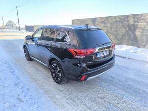 Black Mitsubishi Outlander 2016 in Marijampole, with an engine capacity of 2.00 L and mileage of 298 thousand km for 8850 €, photo 3 on AUTOMOTO.COM.LV