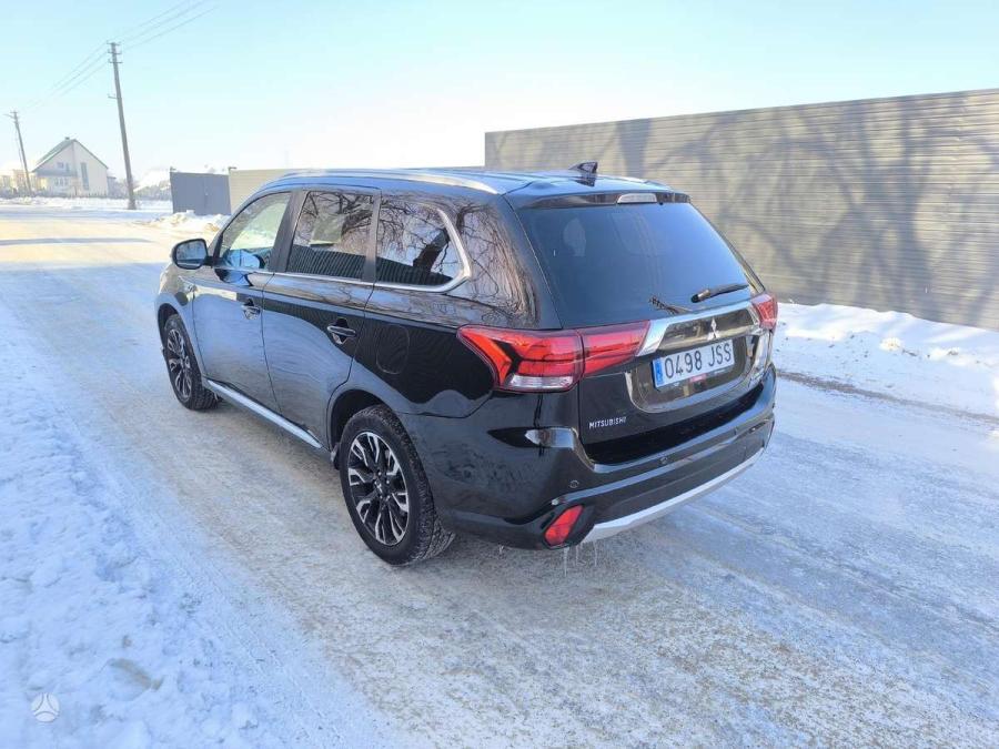 Black Mitsubishi Outlander 2016 in Marijampole, with an engine capacity of 2.00 L and mileage of 298 thousand km for 8850 €, photo 3 on AUTOMOTO.COM.LV
