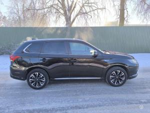 Black Mitsubishi Outlander 2016 in Marijampole, with an engine capacity of 2.00 L and mileage of 298 thousand km for 8850 €, photo 6 on AUTOMOTO.COM.LV