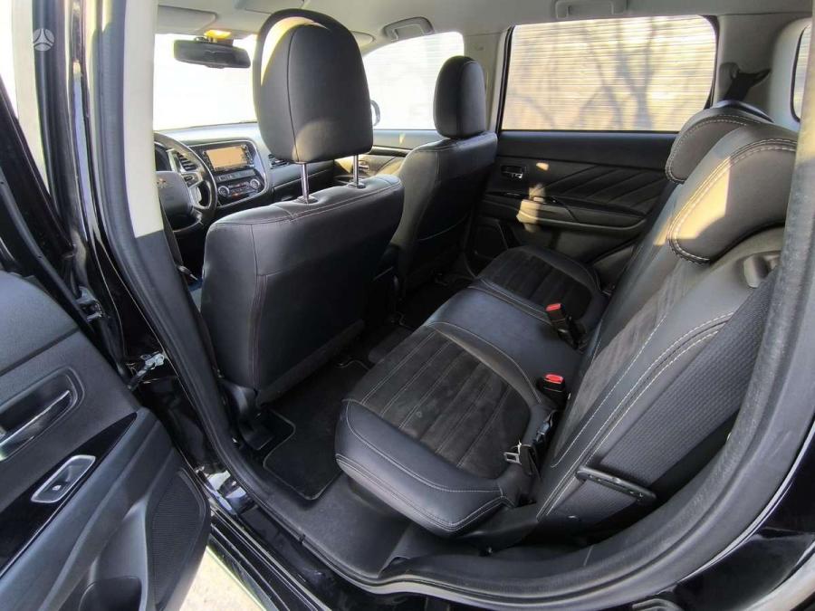 Black Mitsubishi Outlander 2016 in Marijampole, with an engine capacity of 2.00 L and mileage of 298 thousand km for 8850 €, photo 12 on AUTOMOTO.COM.LV