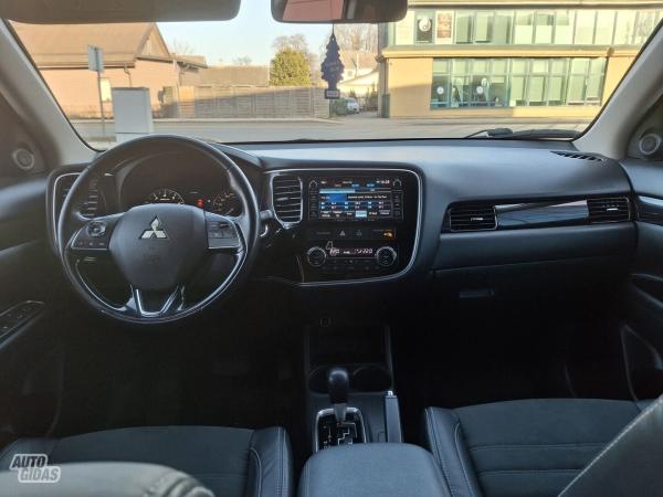 Black Mitsubishi Outlander 2016 in Utena, with an engine capacity of 2.40 L and mileage of 137 thousand km for 9500 €, photo 10 on AUTOMOTO.COM.LV