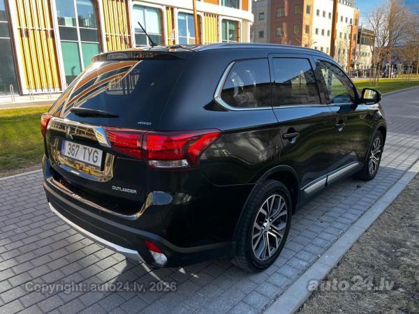Black Mitsubishi Outlander 2016 in Tallinn, with an engine capacity of 2.00 L and mileage of 94 thousand km for 17999 €, photo 4 on AUTOMOTO.COM.LV