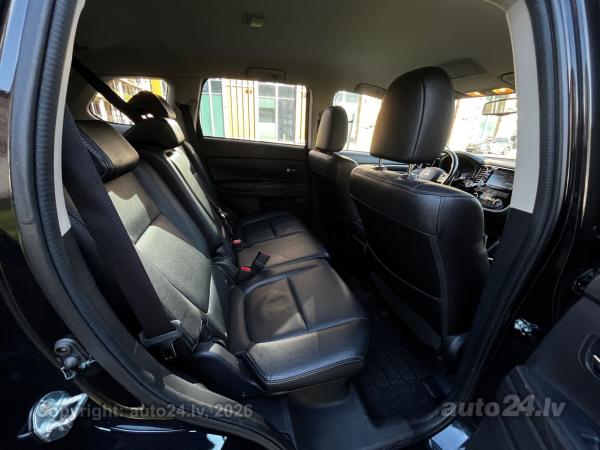 Black Mitsubishi Outlander 2016 in Tallinn, with an engine capacity of 2.00 L and mileage of 94 thousand km for 17999 €, photo 5 on AUTOMOTO.COM.LV