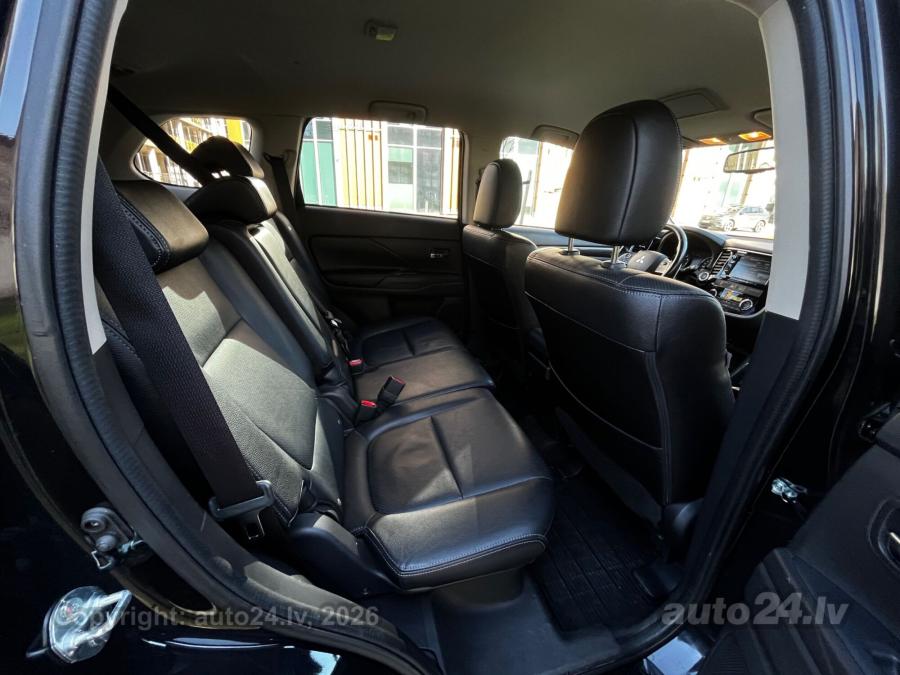 Black Mitsubishi Outlander 2016 in Tallinn, with an engine capacity of 2.00 L and mileage of 94 thousand km for 17999 €, photo 6 on AUTOMOTO.COM.LV