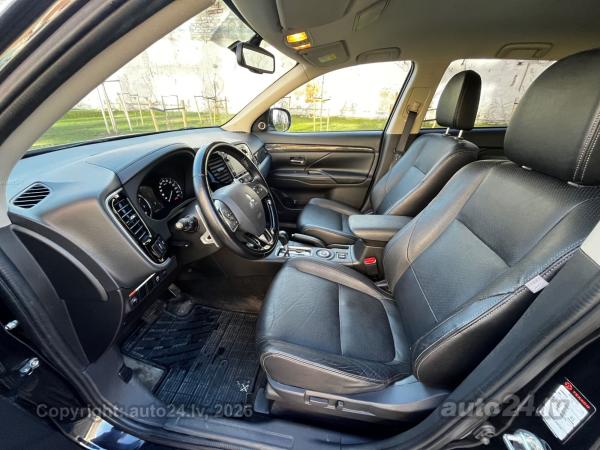 Black Mitsubishi Outlander 2016 in Tallinn, with an engine capacity of 2.00 L and mileage of 94 thousand km for 17999 €, photo 8 on AUTOMOTO.COM.LV