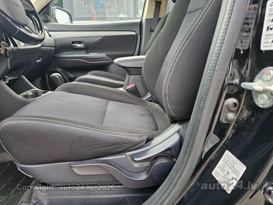 Melns Mitsubishi Outlander 2016 Paide, ar dzinēja tilpumu 2.00 L un nobraukumu 118 tūkst. km par 12850 €, foto 16 vietnē AUTOMOTO.COM.LV