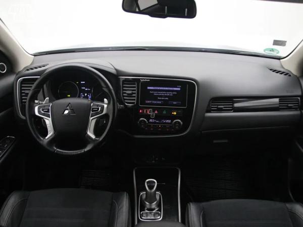 Melns Mitsubishi Outlander 2016 Viļņa, ar dzinēja tilpumu 2.00 L un nobraukumu 186 tūkst. km par 14799 €, foto 2 vietnē AUTOMOTO.COM.LV