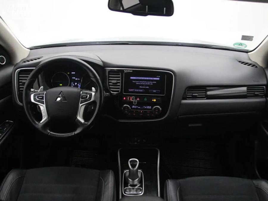 Black Mitsubishi Outlander 2016 in Vilnius, with an engine capacity of 2.00 L and mileage of 186 thousand km for 14799 €, photo 3 on AUTOMOTO.COM.LV