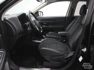 Black Mitsubishi Outlander 2016 in Vilnius, with an engine capacity of 2.00 L and mileage of 186 thousand km for 14799 €, photo 5 on AUTOMOTO.COM.LV