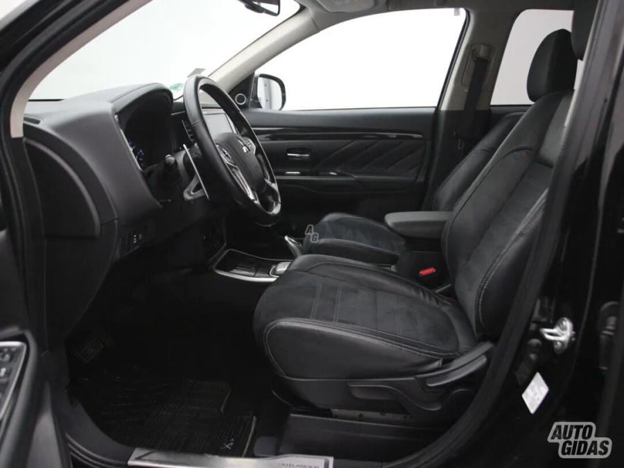 Black Mitsubishi Outlander 2016 in Vilnius, with an engine capacity of 2.00 L and mileage of 186 thousand km for 14799 €, photo 5 on AUTOMOTO.COM.LV