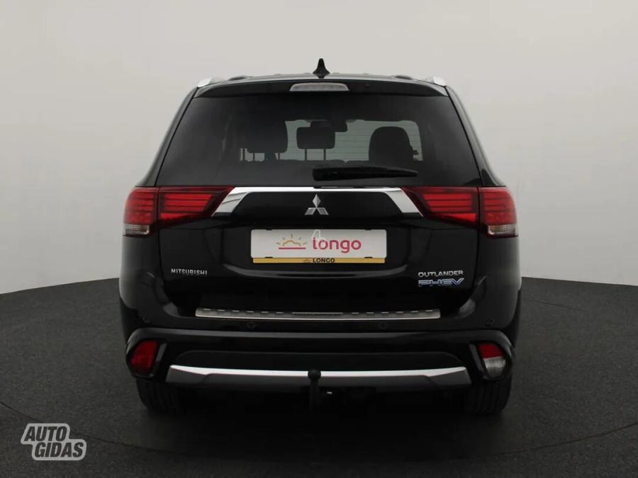 Black Mitsubishi Outlander 2016 in Vilnius, with an engine capacity of 2.00 L and mileage of 186 thousand km for 14799 €, photo 6 on AUTOMOTO.COM.LV