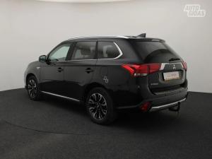 Black Mitsubishi Outlander 2016 in Vilnius, with an engine capacity of 2.00 L and mileage of 186 thousand km for 14799 €, photo 8 on AUTOMOTO.COM.LV
