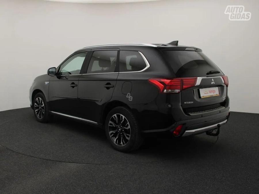 Black Mitsubishi Outlander 2016 in Vilnius, with an engine capacity of 2.00 L and mileage of 186 thousand km for 14799 €, photo 8 on AUTOMOTO.COM.LV