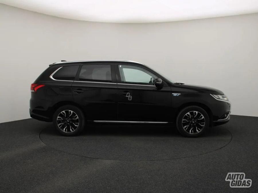 Black Mitsubishi Outlander 2016 in Vilnius, with an engine capacity of 2.00 L and mileage of 186 thousand km for 14799 €, photo 10 on AUTOMOTO.COM.LV