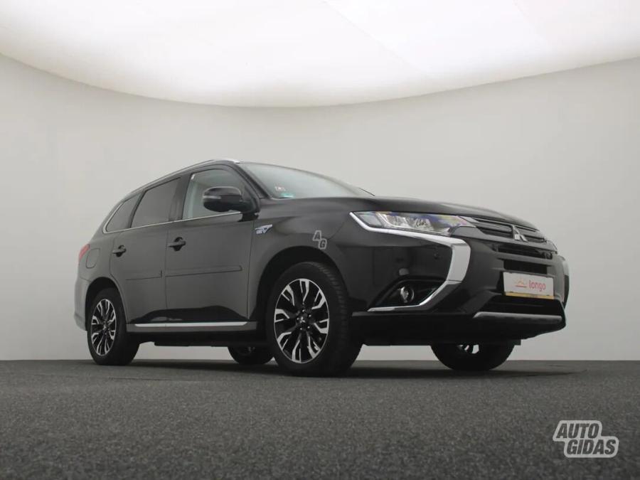 Black Mitsubishi Outlander 2016 in Vilnius, with an engine capacity of 2.00 L and mileage of 186 thousand km for 14799 €, photo 12 on AUTOMOTO.COM.LV