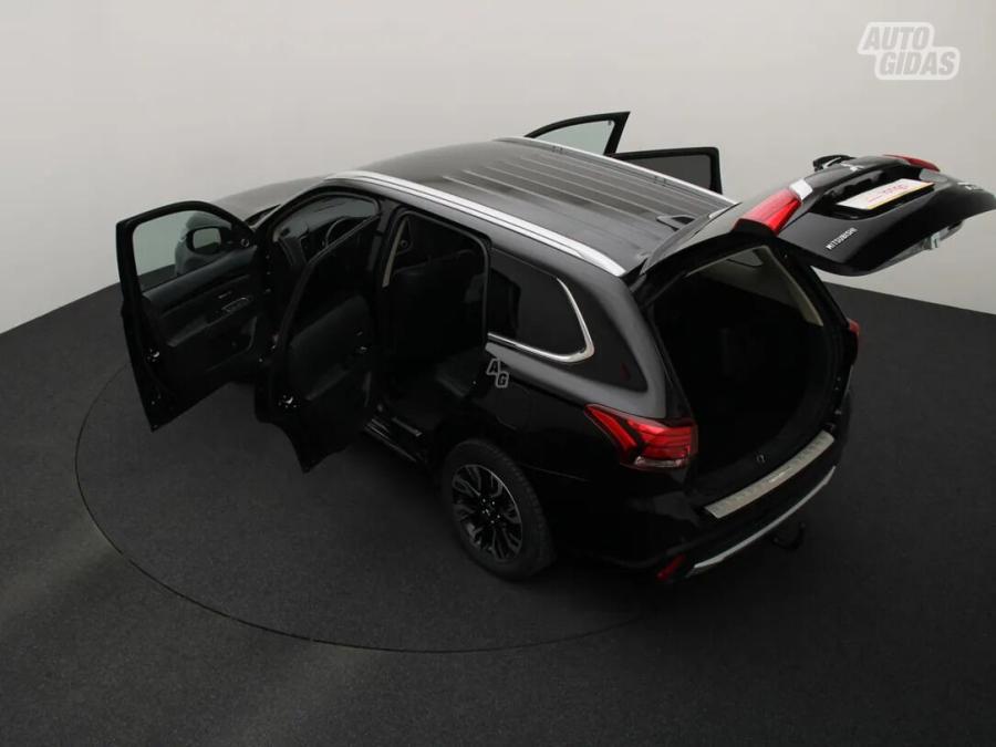 Black Mitsubishi Outlander 2016 in Vilnius, with an engine capacity of 2.00 L and mileage of 186 thousand km for 14799 €, photo 14 on AUTOMOTO.COM.LV