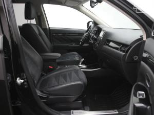 Black Mitsubishi Outlander 2016 in Vilnius, with an engine capacity of 2.00 L and mileage of 186 thousand km for 14799 €, photo 15 on AUTOMOTO.COM.LV