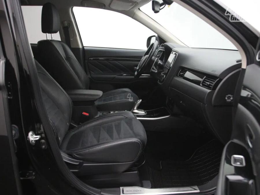 Black Mitsubishi Outlander 2016 in Vilnius, with an engine capacity of 2.00 L and mileage of 186 thousand km for 14799 €, photo 15 on AUTOMOTO.COM.LV