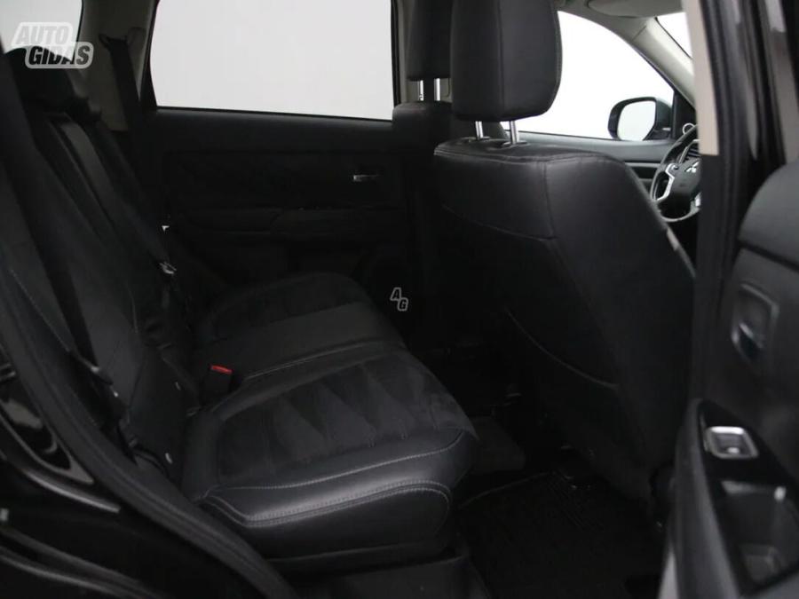 Black Mitsubishi Outlander 2016 in Vilnius, with an engine capacity of 2.00 L and mileage of 186 thousand km for 14799 €, photo 16 on AUTOMOTO.COM.LV