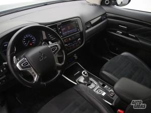 Black Mitsubishi Outlander 2016 in Vilnius, with an engine capacity of 2.00 L and mileage of 186 thousand km for 14799 €, photo 17 on AUTOMOTO.COM.LV