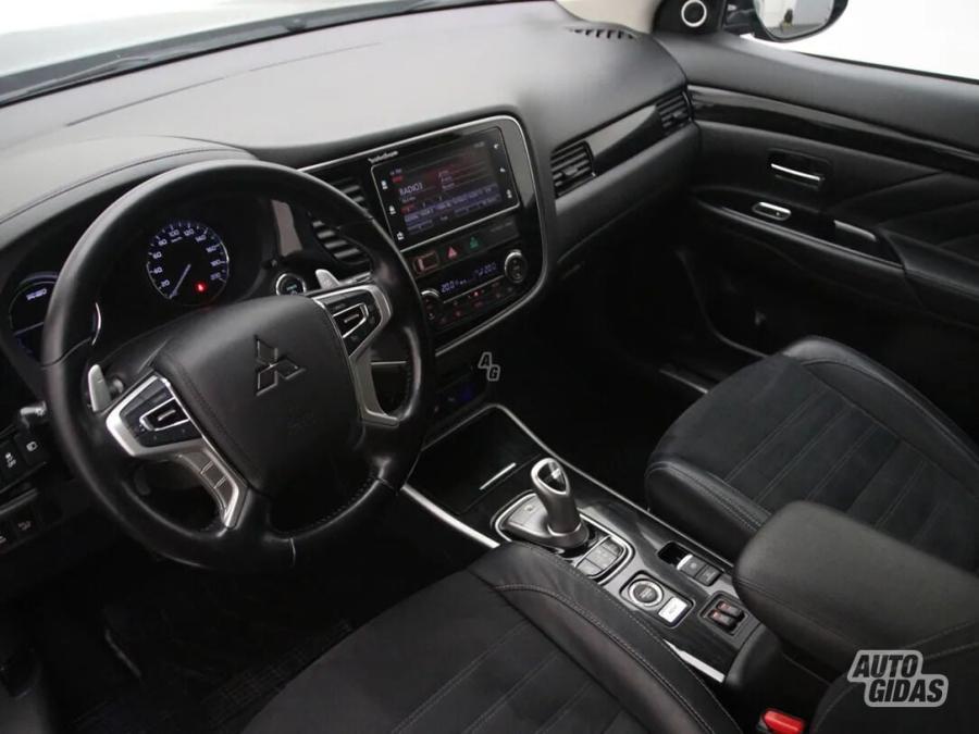 Black Mitsubishi Outlander 2016 in Vilnius, with an engine capacity of 2.00 L and mileage of 186 thousand km for 14799 €, photo 17 on AUTOMOTO.COM.LV