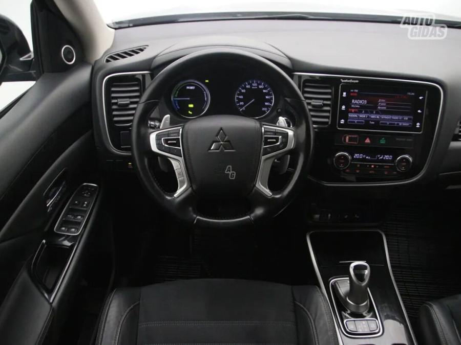 Black Mitsubishi Outlander 2016 in Vilnius, with an engine capacity of 2.00 L and mileage of 186 thousand km for 14799 €, photo 18 on AUTOMOTO.COM.LV