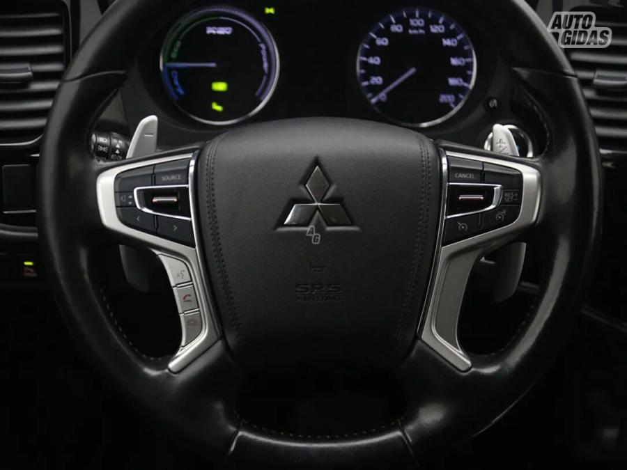Black Mitsubishi Outlander 2016 in Vilnius, with an engine capacity of 2.00 L and mileage of 186 thousand km for 14799 €, photo 19 on AUTOMOTO.COM.LV