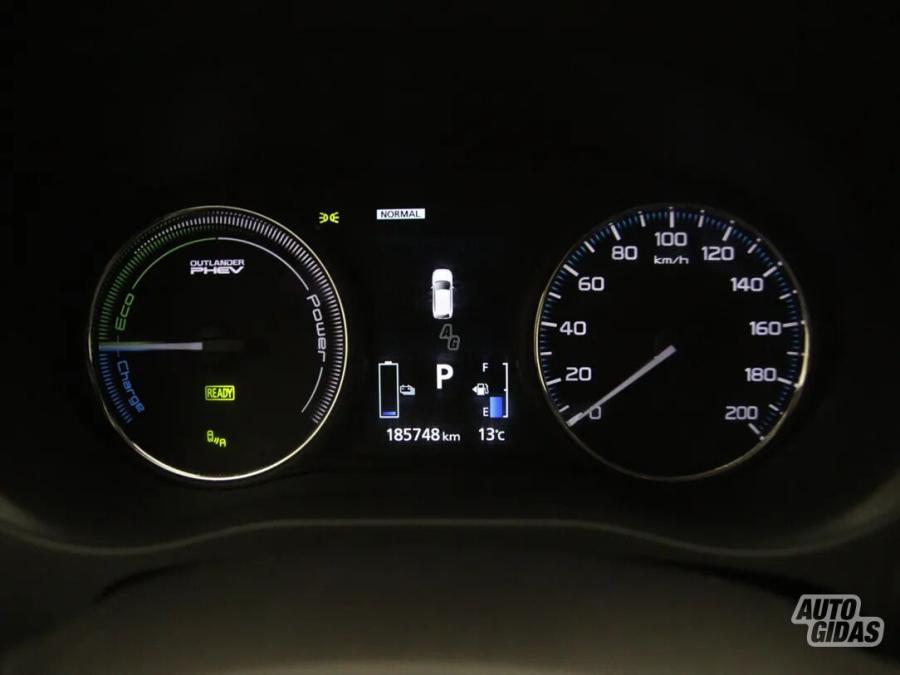 Black Mitsubishi Outlander 2016 in Vilnius, with an engine capacity of 2.00 L and mileage of 186 thousand km for 14799 €, photo 20 on AUTOMOTO.COM.LV