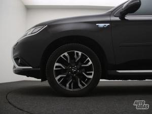 Black Mitsubishi Outlander 2016 in Vilnius, with an engine capacity of 2.00 L and mileage of 186 thousand km for 14799 €, photo 28 on AUTOMOTO.COM.LV