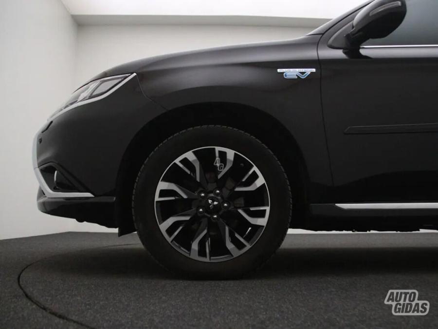 Black Mitsubishi Outlander 2016 in Vilnius, with an engine capacity of 2.00 L and mileage of 186 thousand km for 14799 €, photo 28 on AUTOMOTO.COM.LV